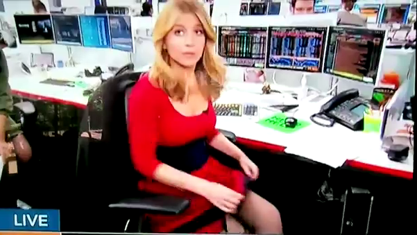 Bloomberg reporter suffers skirt malfunction - The Poke