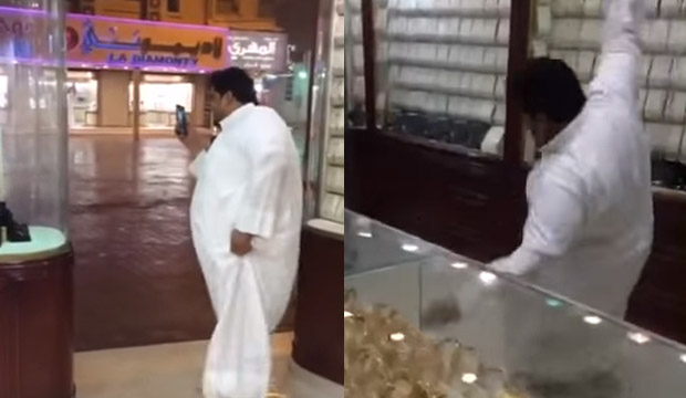 Saudi man struggles with heavy rain - The Poke