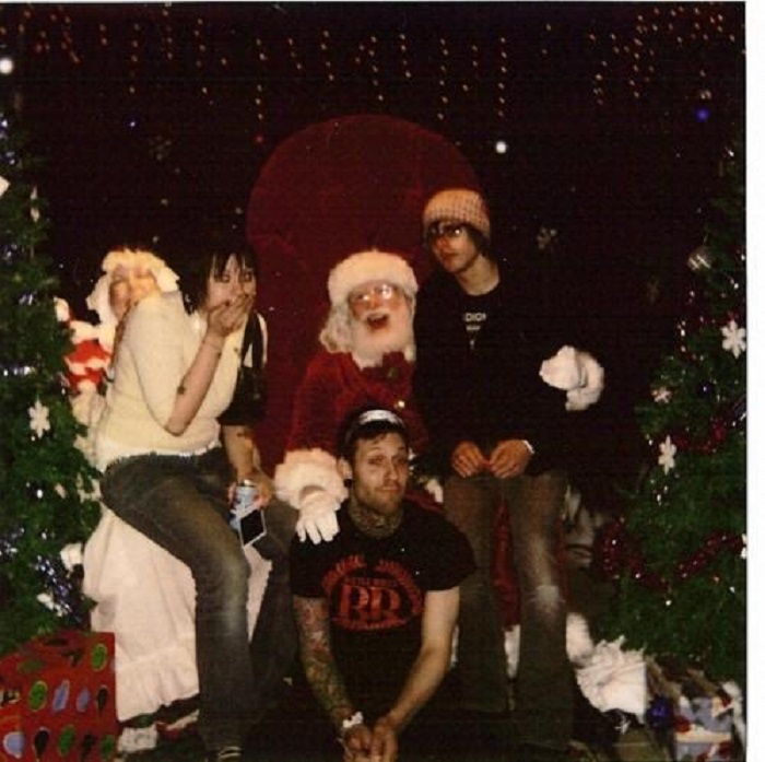 14 pictures that show why Goths posing with Santa is our new favourite ...