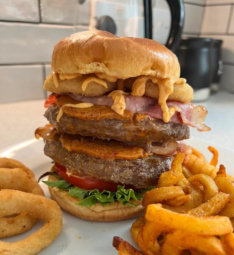 The funniest and most brutal comments about this massive burger - The Poke
