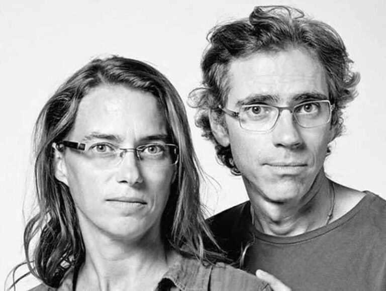 A photographer tracks down the world's unrelated lookalikes and creates ...